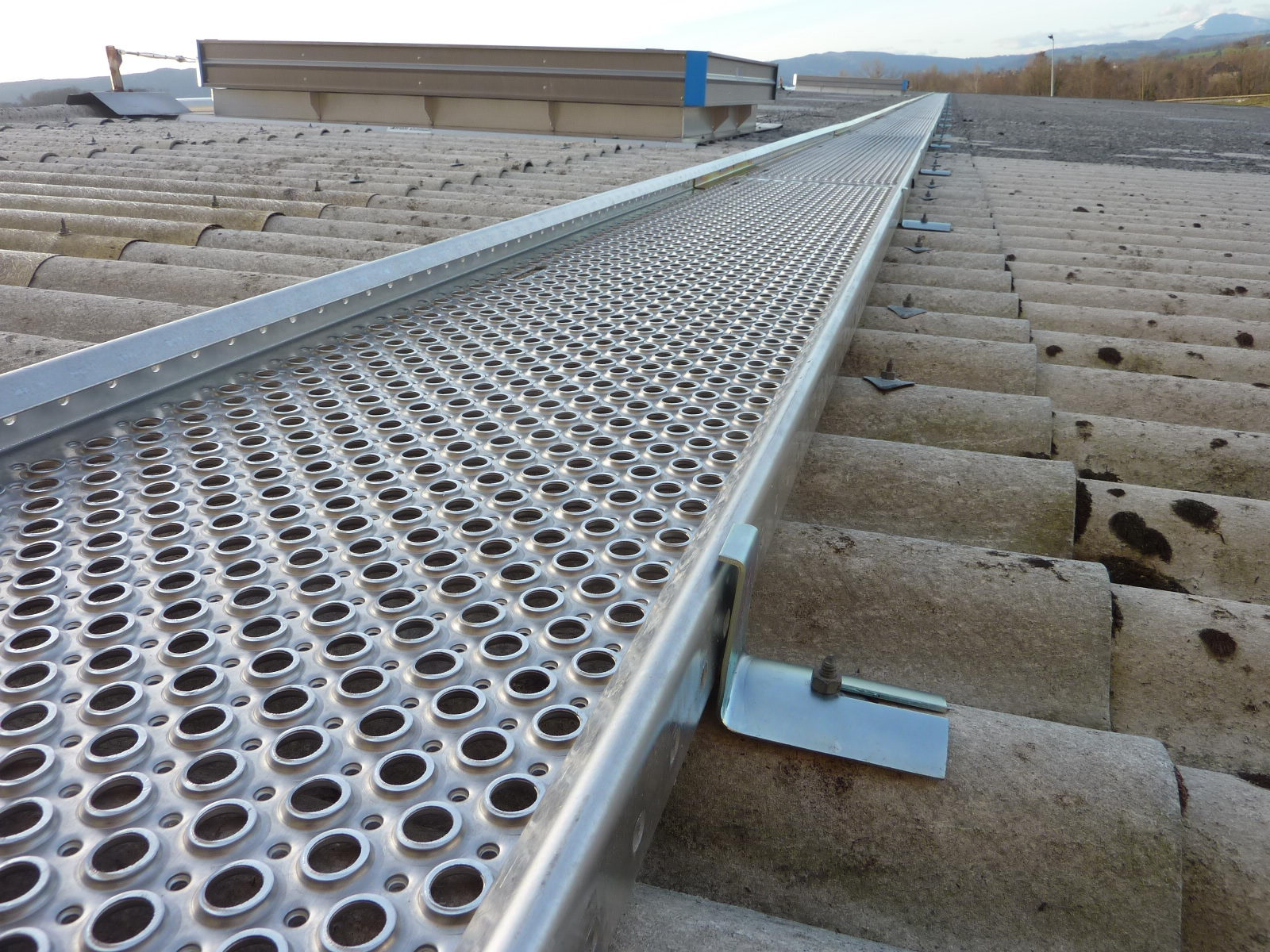 Platelages de Circulation : Sécurité Optimisée Toitures Fragiles